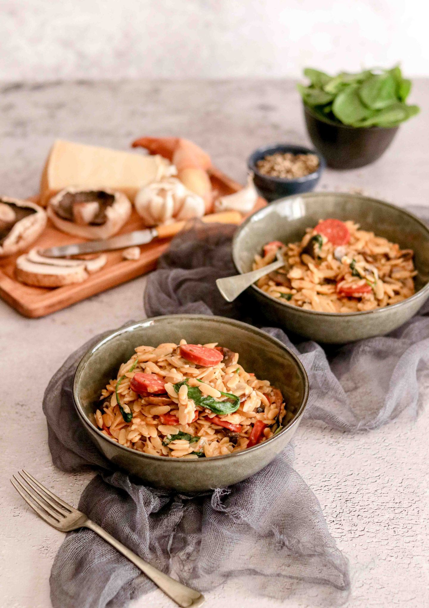 One pot creamy mushroom orzo with spinach and chorizo – Cupcakes & Couscous